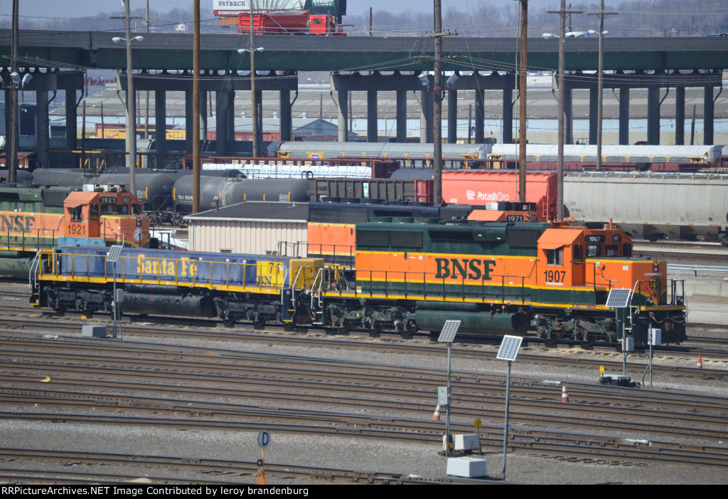 BNSF 1907 and slug at argentine